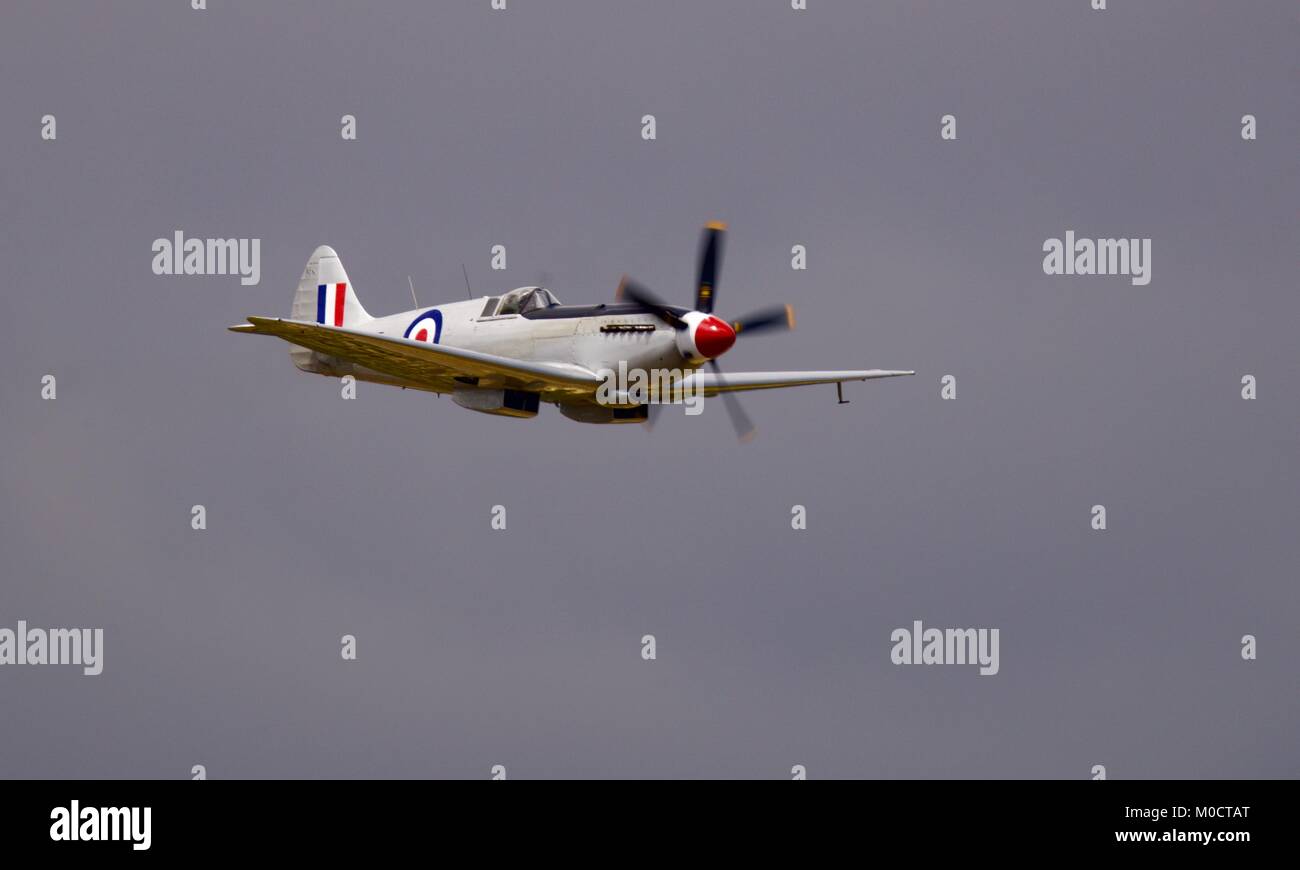 RAF Battle of Britain Memorial Flight Supermarine Spitfire PS915 ...