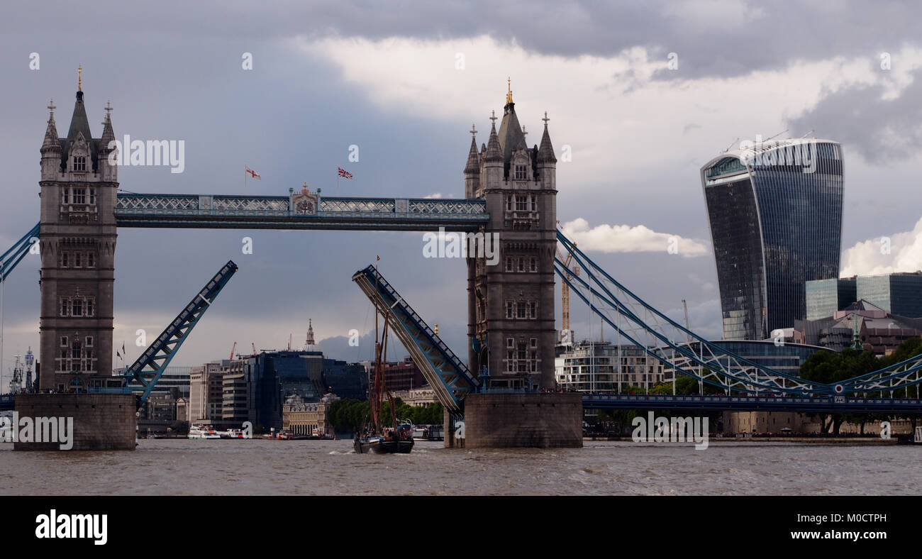 Ship bridge windows hi-res stock photography and images - Alamy