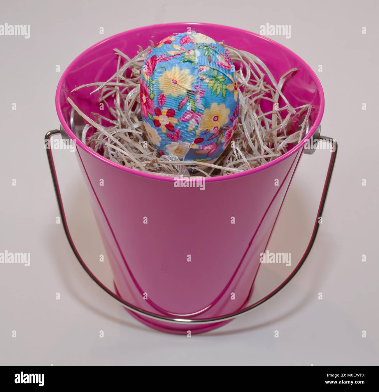 Single easter egg hi-res stock photography and images - Alamy