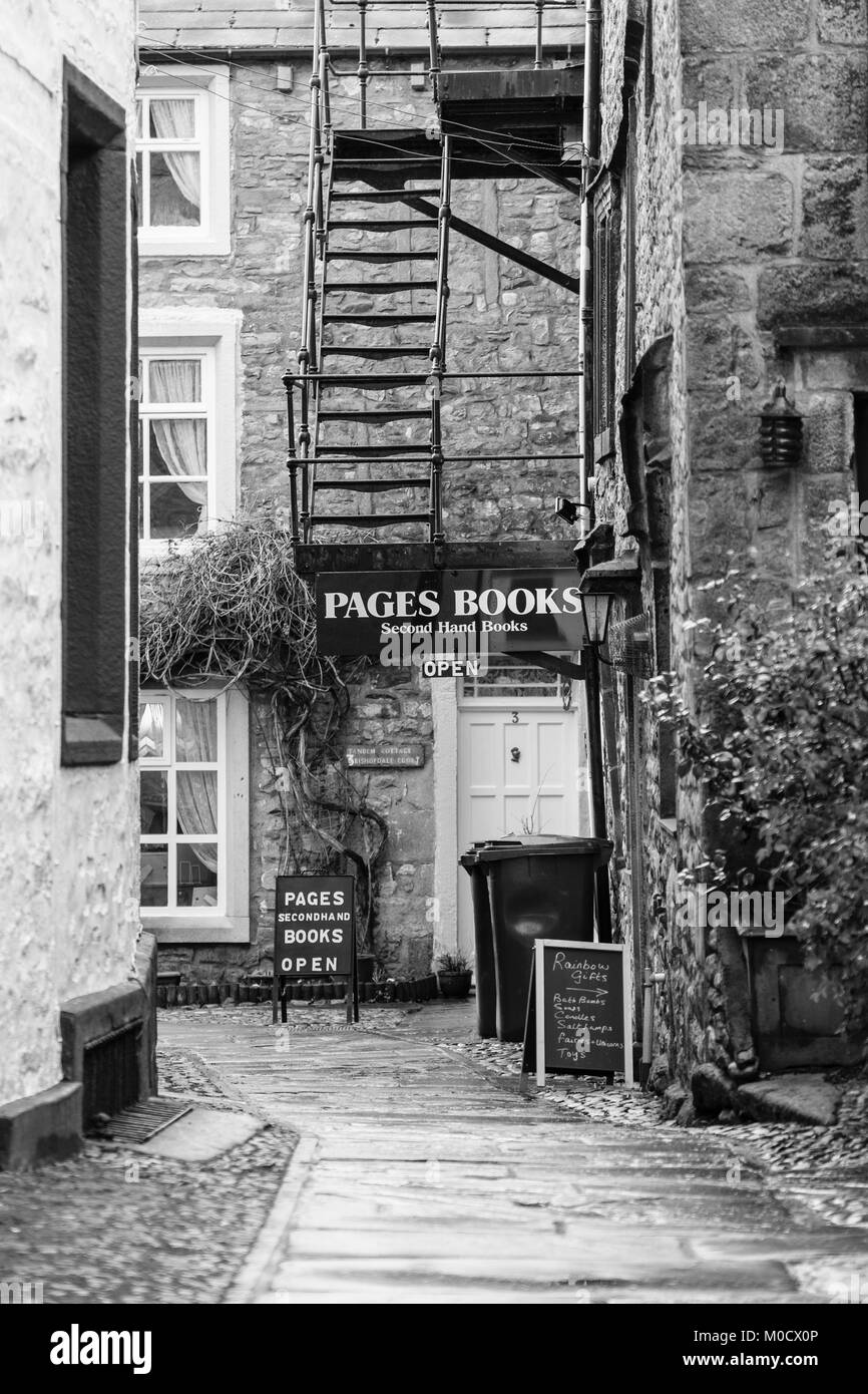 Shops in settle yorkshire hi-res stock photography and images - Alamy