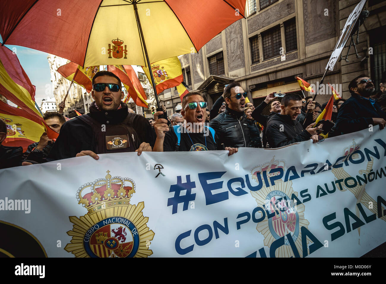 Barcelona, Spain. 20th Jan, 2018. Police officers of the National ...