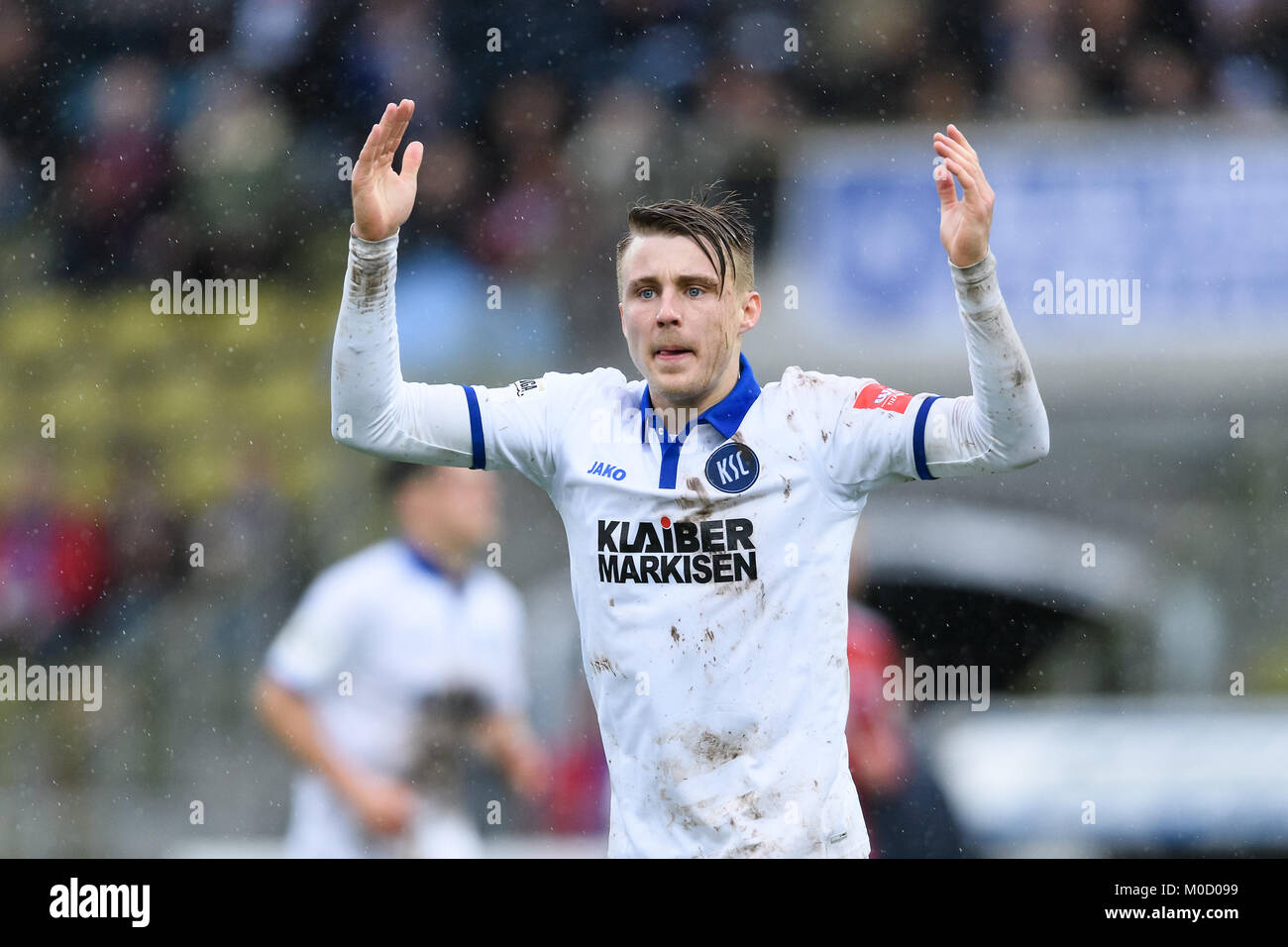 Karlsruhe, Deutschland. 20th Jan, 2018. Marco Thiede (KSC) heizt das ...