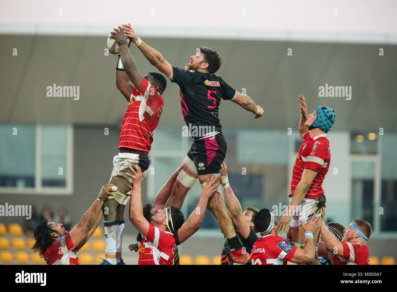Parma, Italy. 20th Jan, 2018. Zebre's second row George Biagi tries to ...
