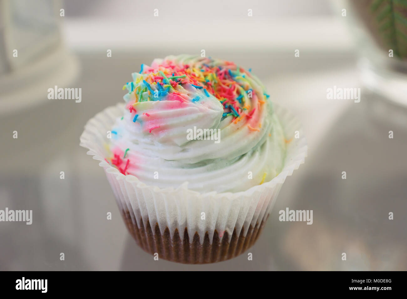 small delicious cake in a paper basket Stock Photo - Alamy