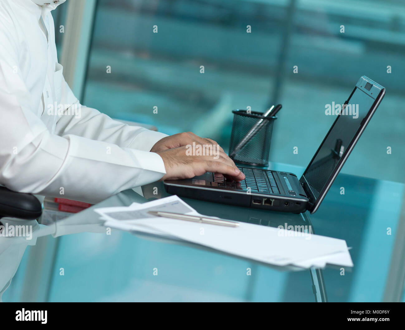 Saudi man hi-res stock photography and images - Alamy