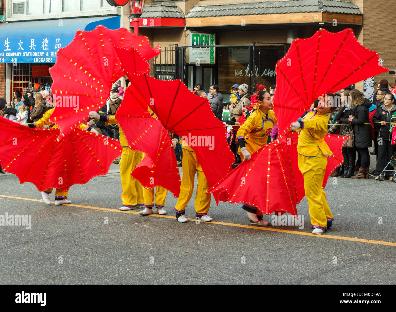 Yellow costumes hi-res stock photography and images - Alamy