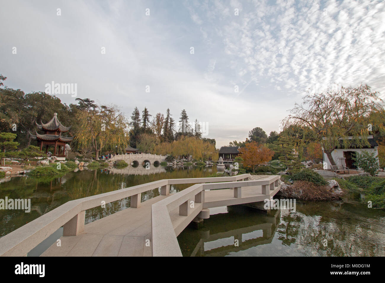 BRIDGE OVER POND AT HUNTINGTON LIBRARY IN SOUTHERN CALIFORNIA USA Stock ...