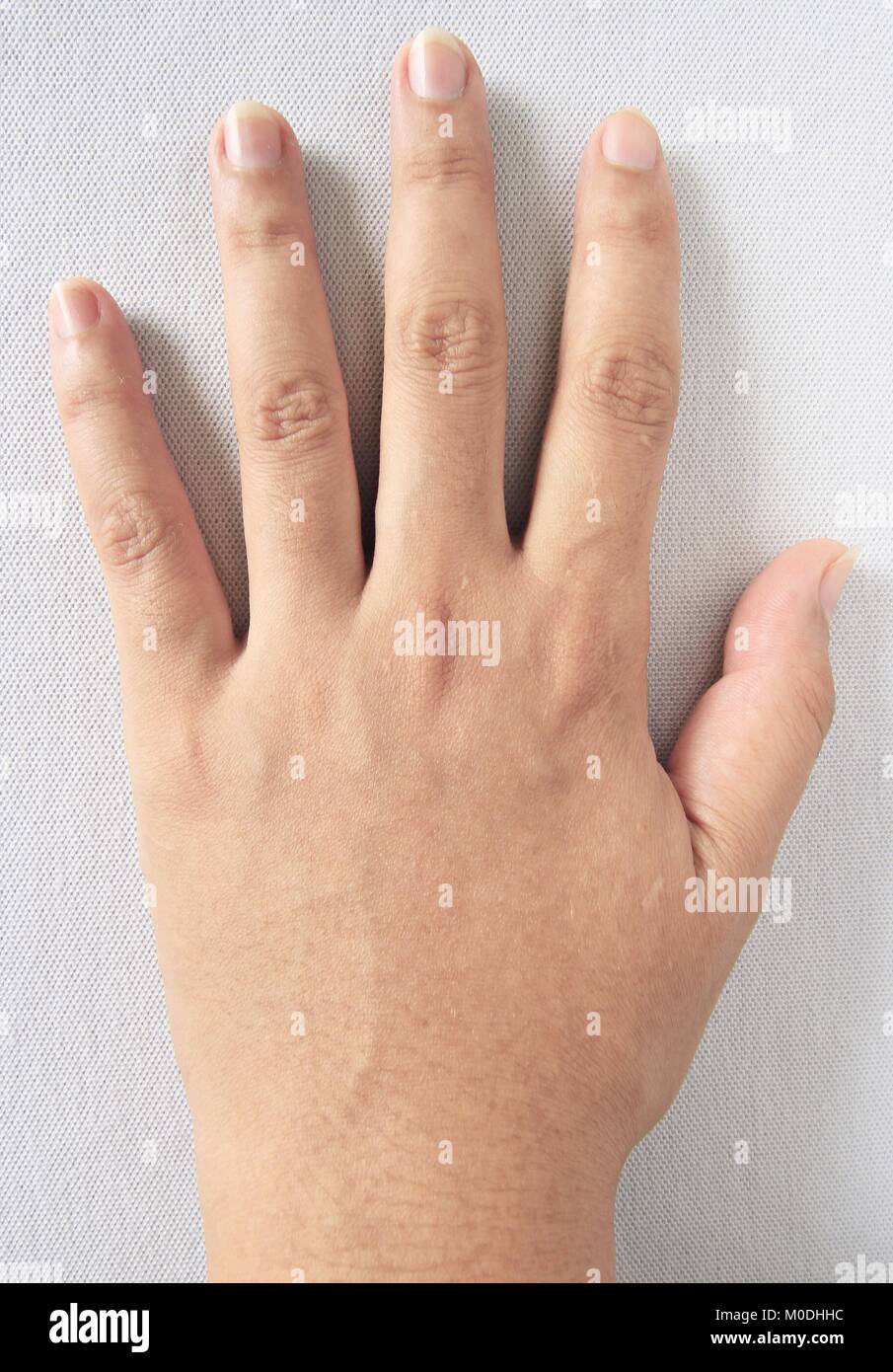 Woman hand showing five count on white fabric Stock Photo - Alamy