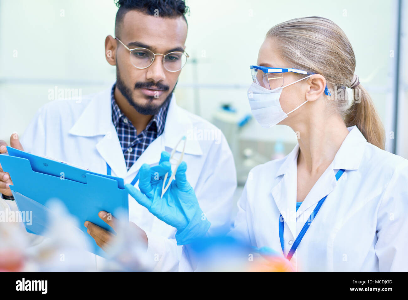 Medical lab scientists hi-res stock photography and images - Alamy