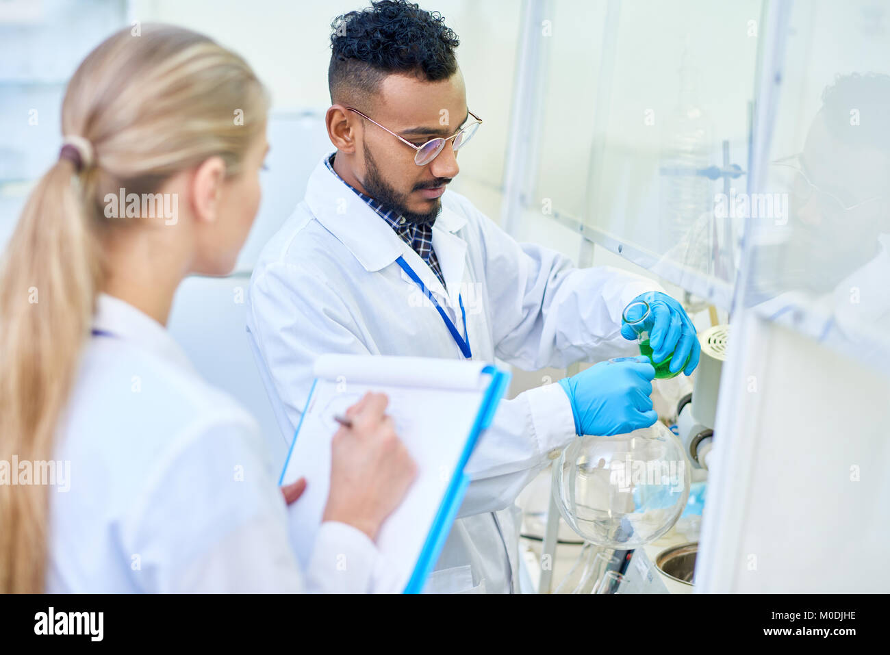 Female scientists lab hi-res stock photography and images - Alamy
