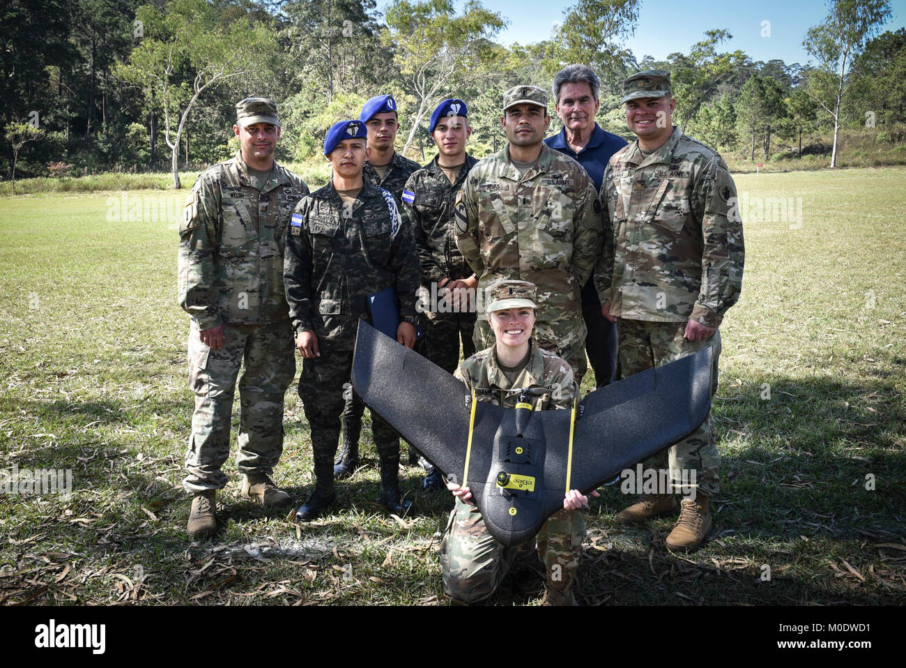U.S. Army and Honduran Army engineers pose for a Stock Photo - Alamy