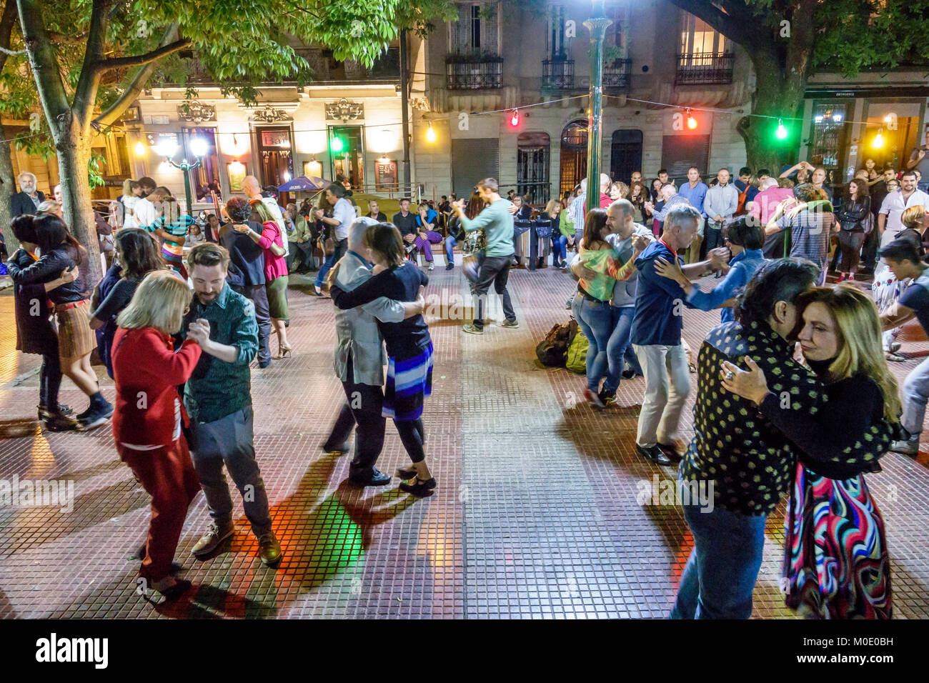 Audience watching dancers hi-res stock photography and images - Alamy