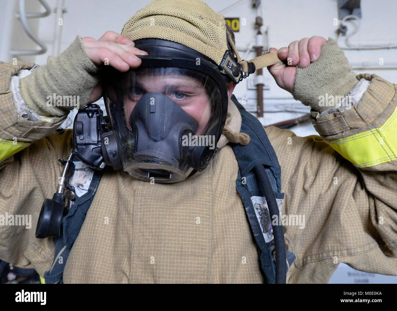 Self contained breathing apparatus scba mask hi-res stock photography ...