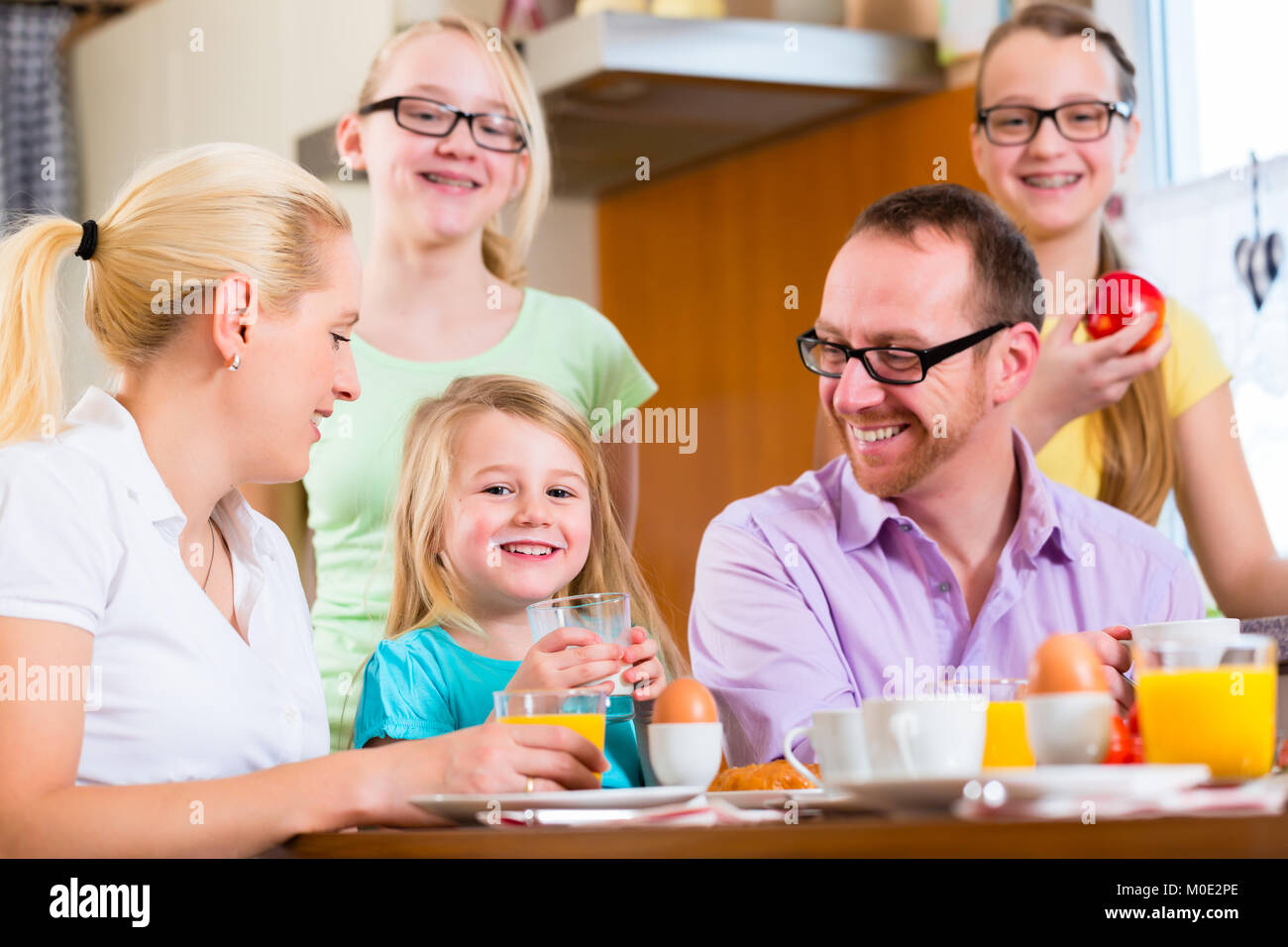 Family eating breakfast in kitchen hi-res stock photography and images ...