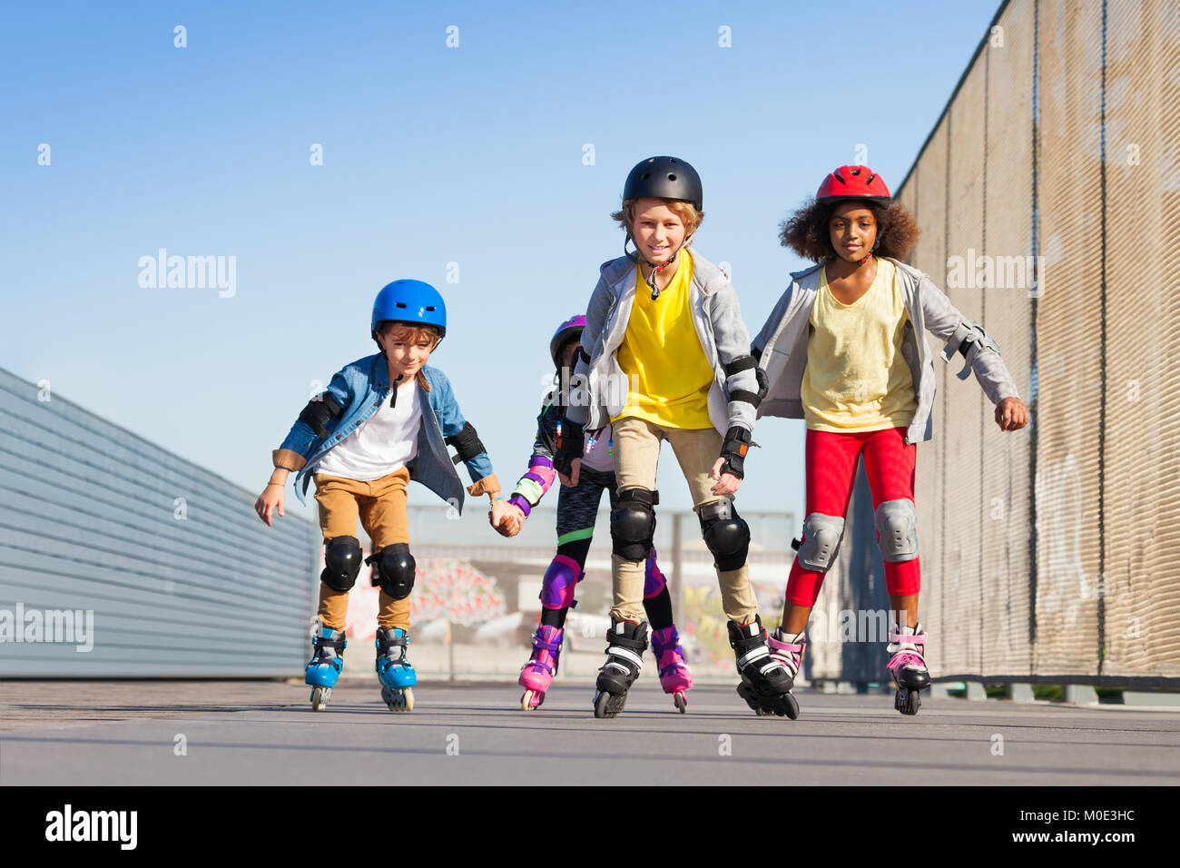 Rollerblading group hi-res stock photography and images - Alamy