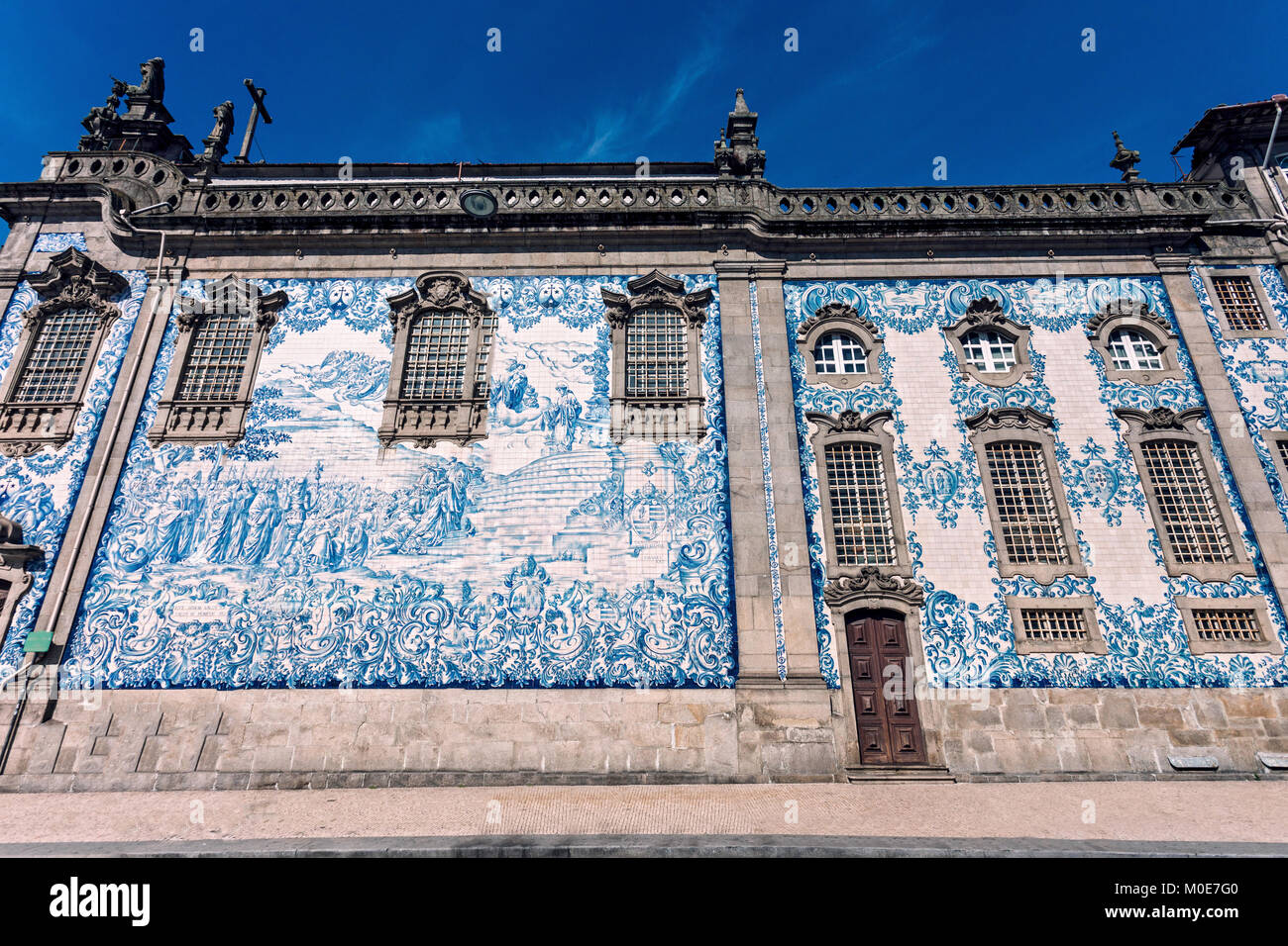 Porto tiles woman hi-res stock photography and images - Alamy