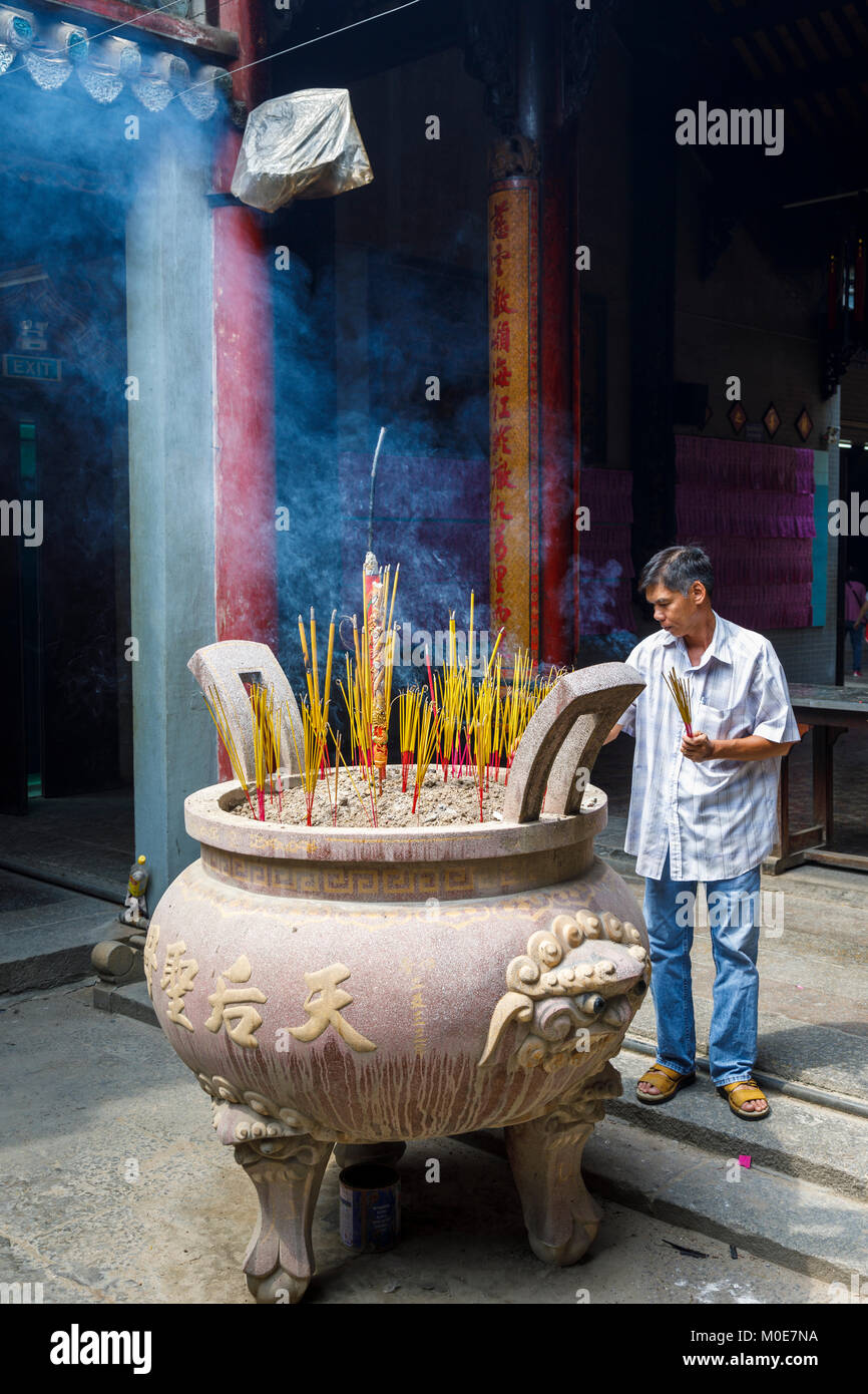 Chinese incense burner hi-res stock photography and images - Alamy