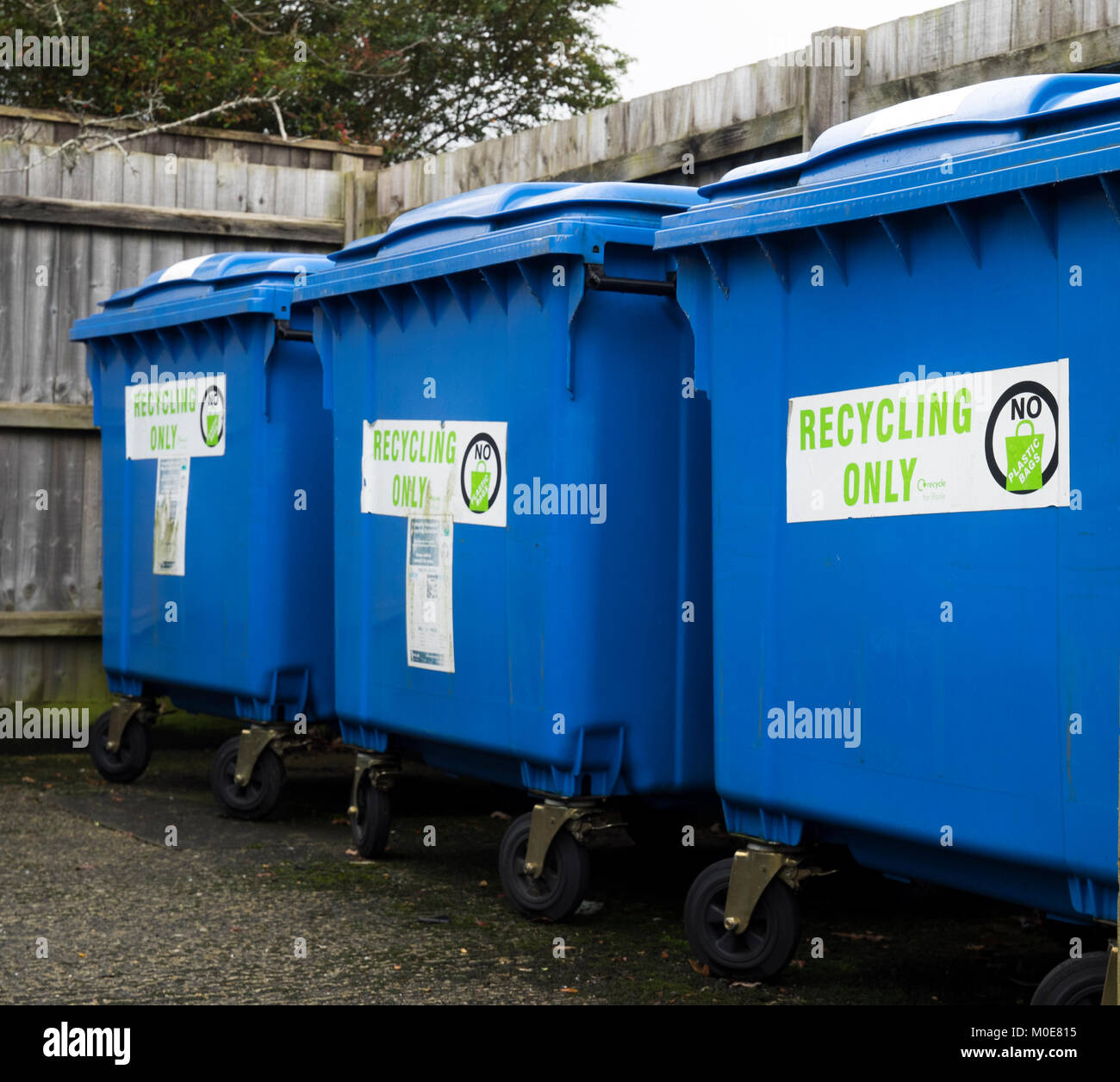 Dustbin lids hi-res stock photography and images - Alamy