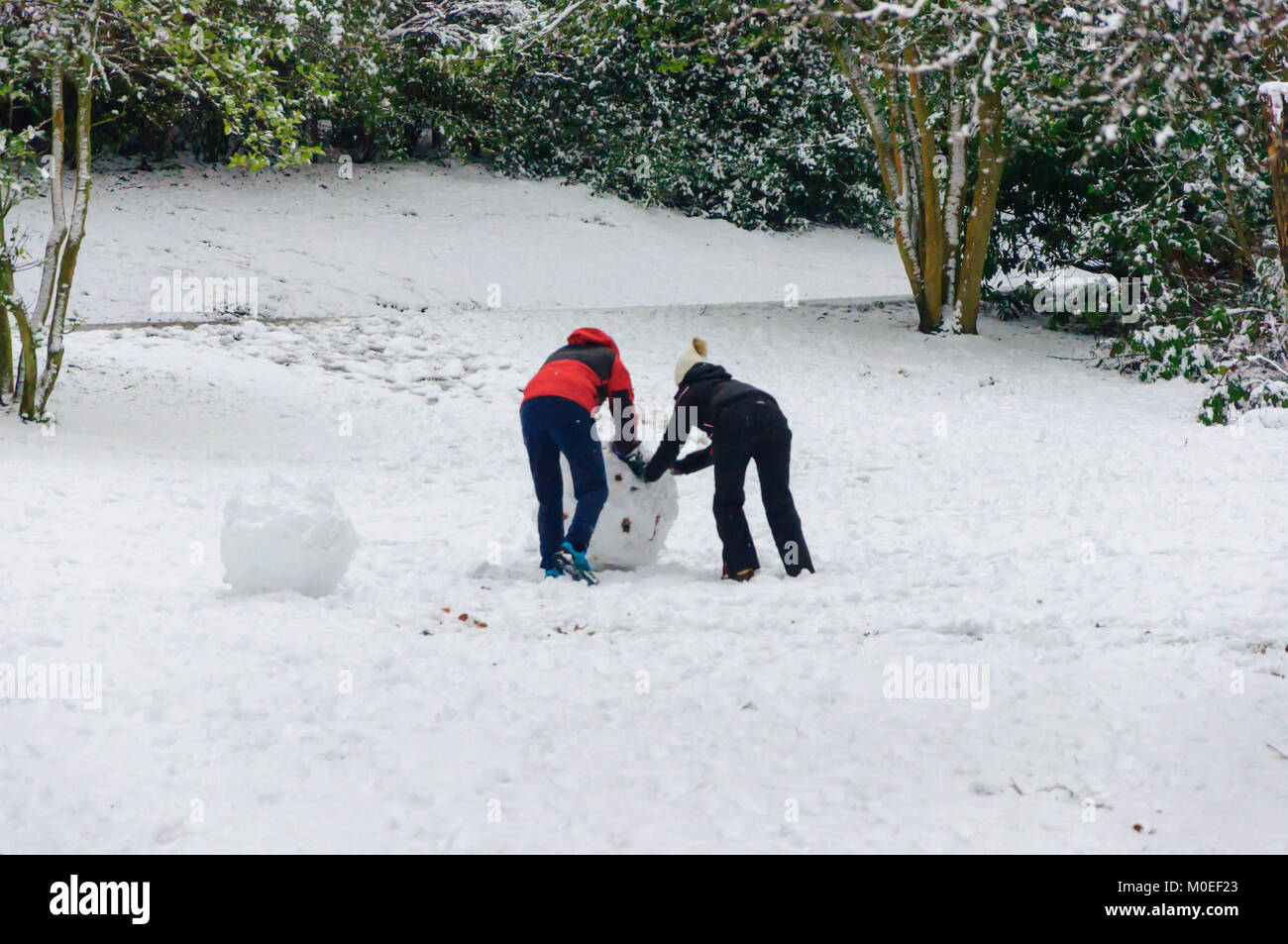 Glasgow, Scotland, UK. 21st January 2018. UK Weather: Two people ...
