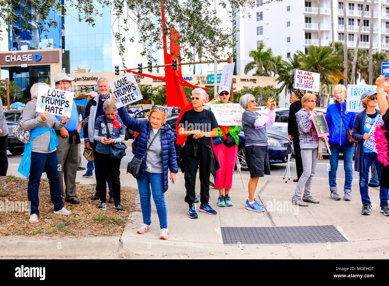 Sarasota, USA. 20th Jan, 2018. People at the Women's March in downtown ...