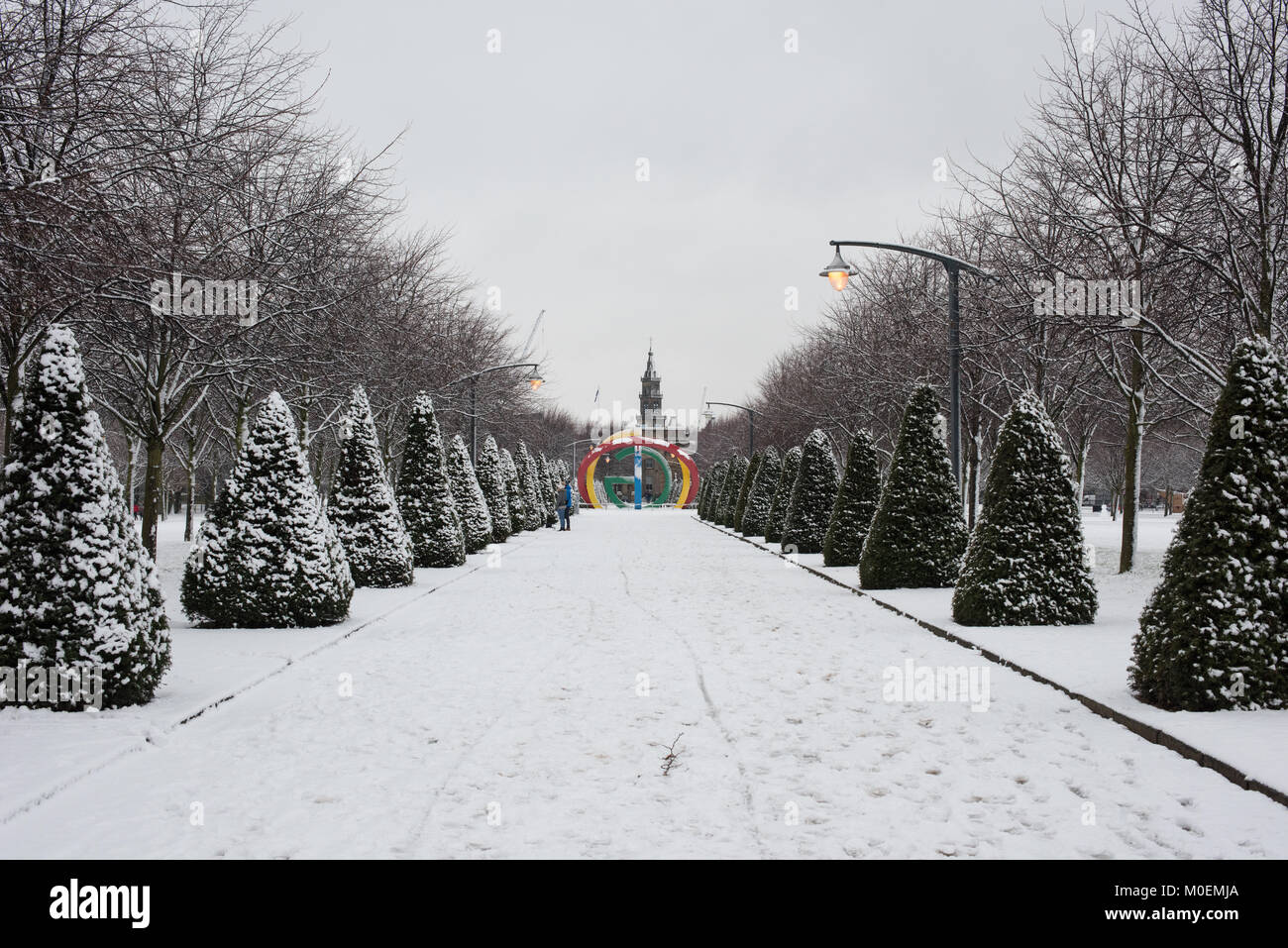 Glasgow, UK. 21st Jan, 2018. Wintry scenes in Glasgow Green with people ...