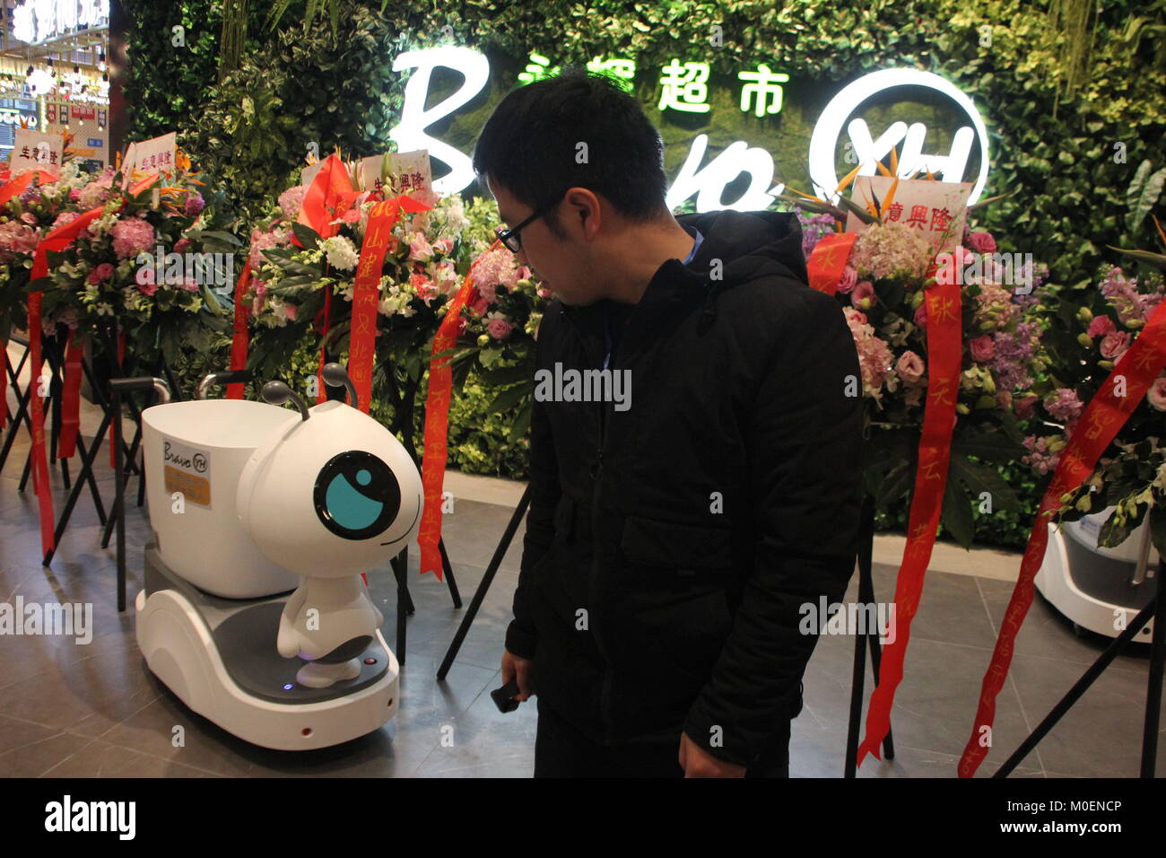 Shopping for robots china High Resolution Stock Photography and Images ...