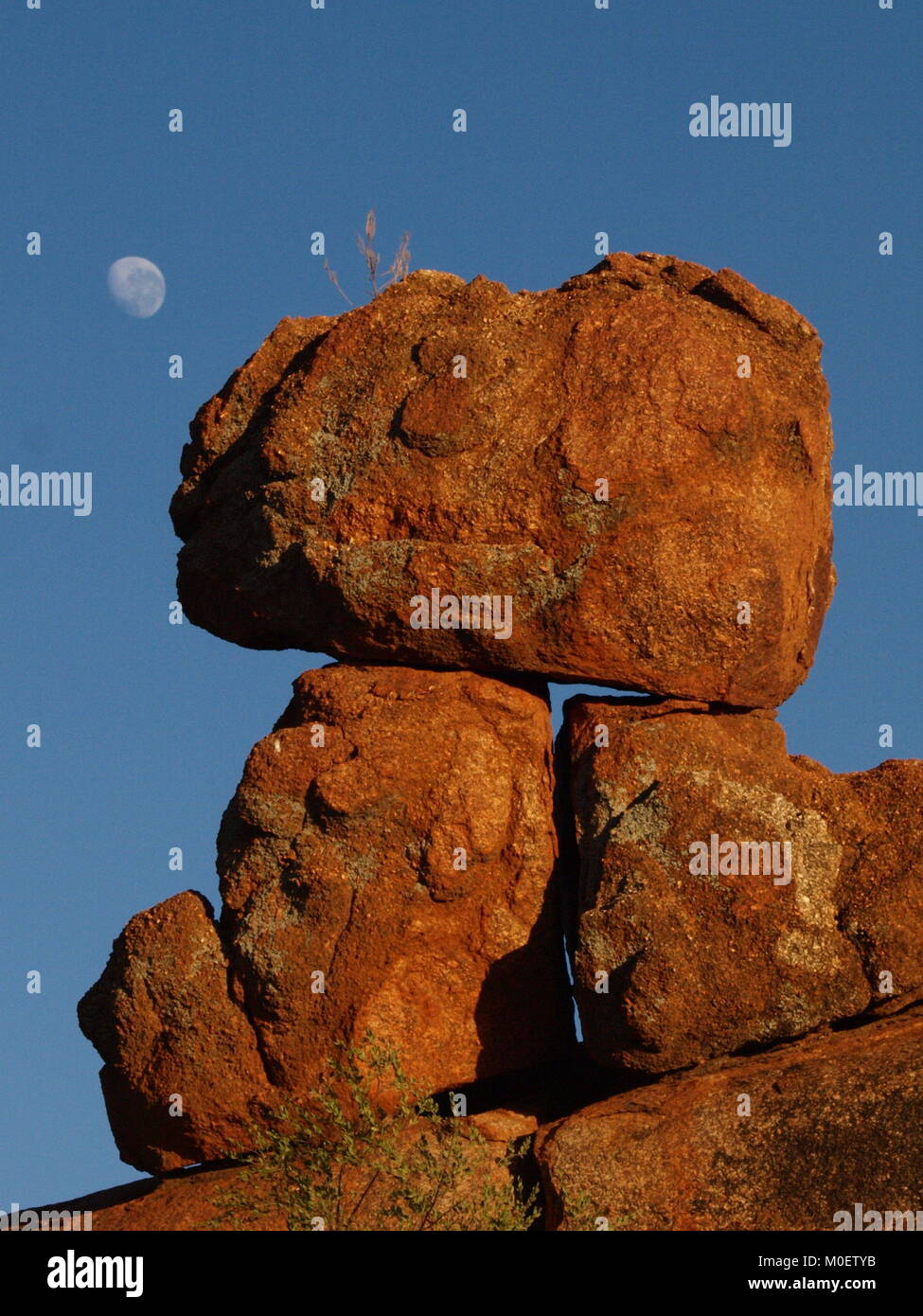 Moon rising behind a Rock formation, Devil's marbles, Nothern Territory ...