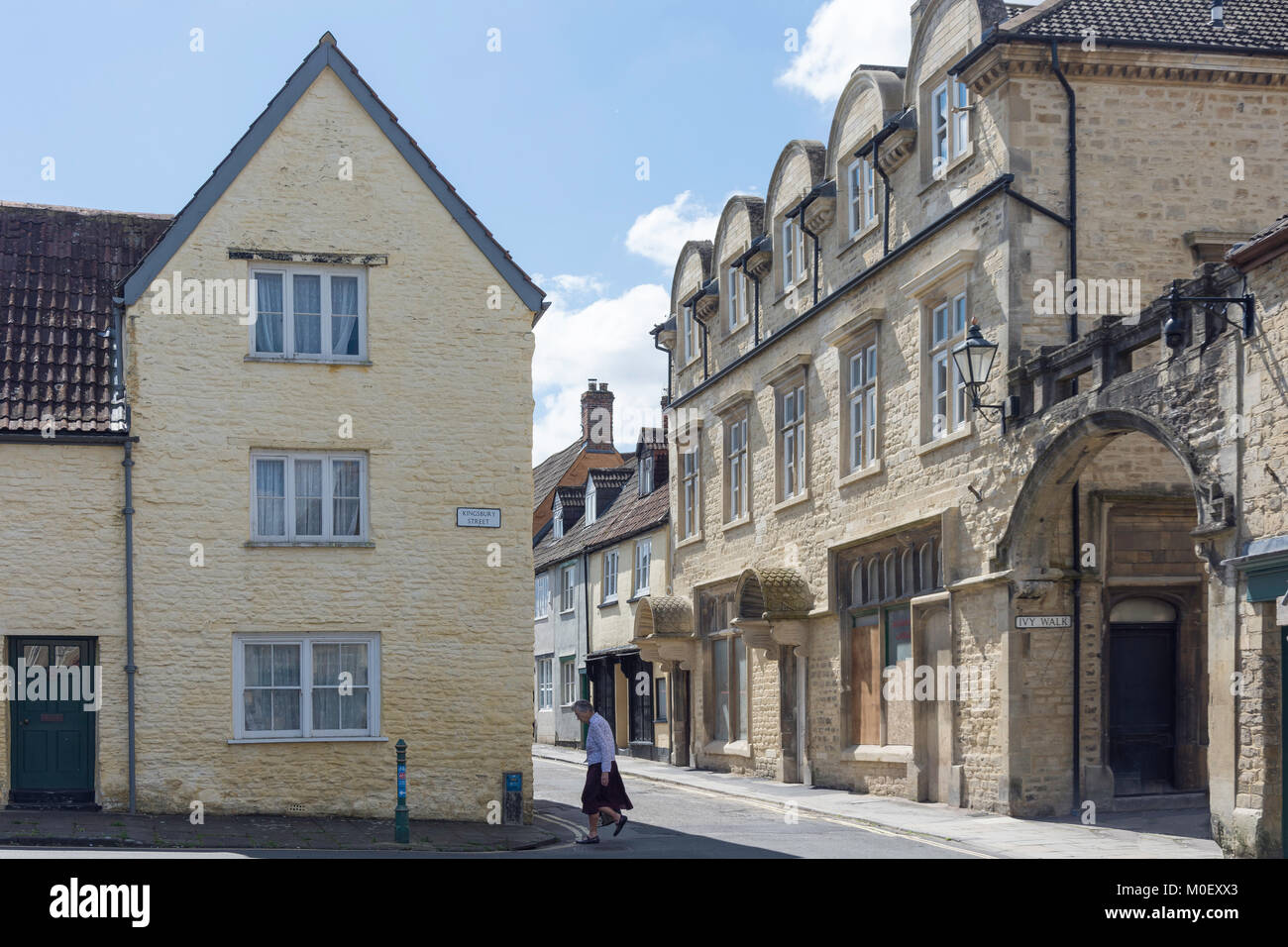 Historic buildings street town centre calne hi-res stock photography ...