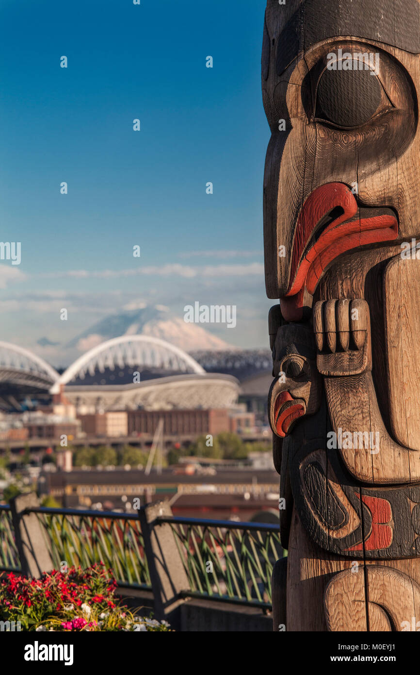 Raven totem pole hi-res stock photography and images - Alamy