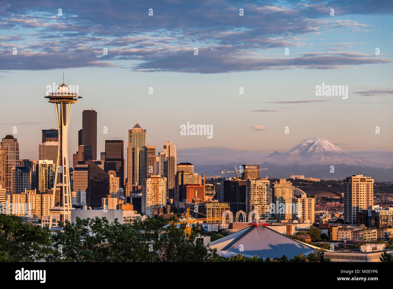 Seattle skyline and mount rainier hi-res stock photography and images ...