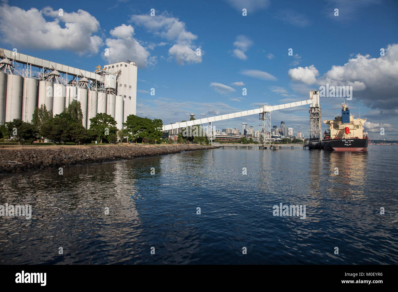 Grain ship loading hi-res stock photography and images - Alamy