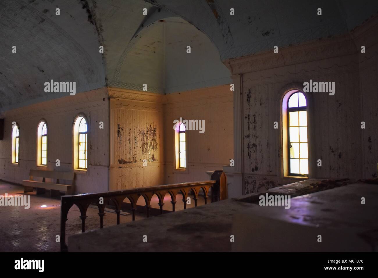 Empty church sanctuary hi-res stock photography and images - Alamy