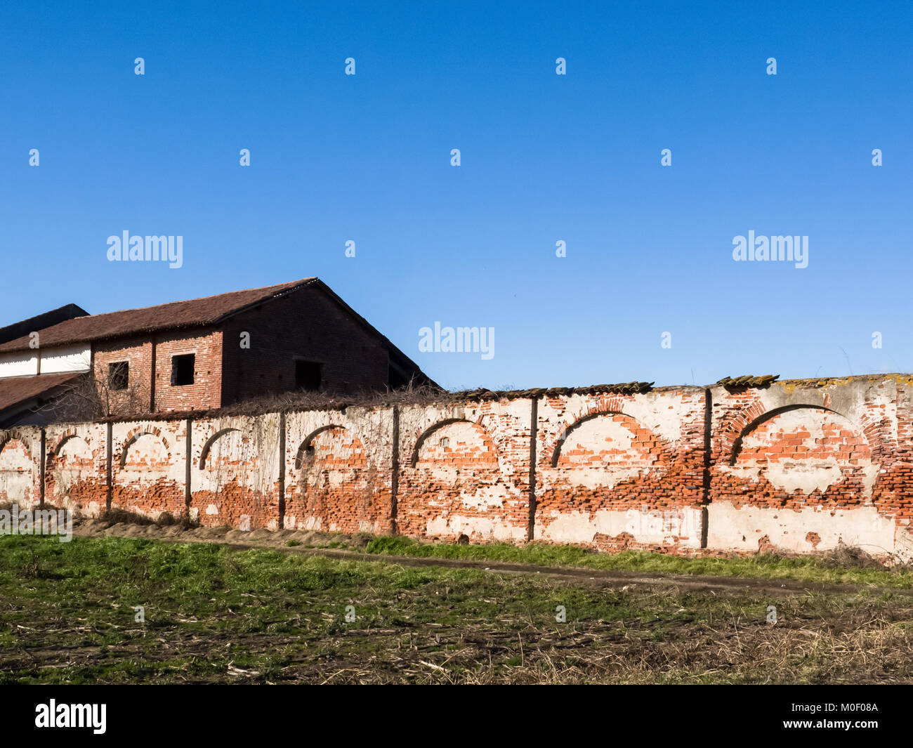 Red brick fence hi-res stock photography and images - Alamy