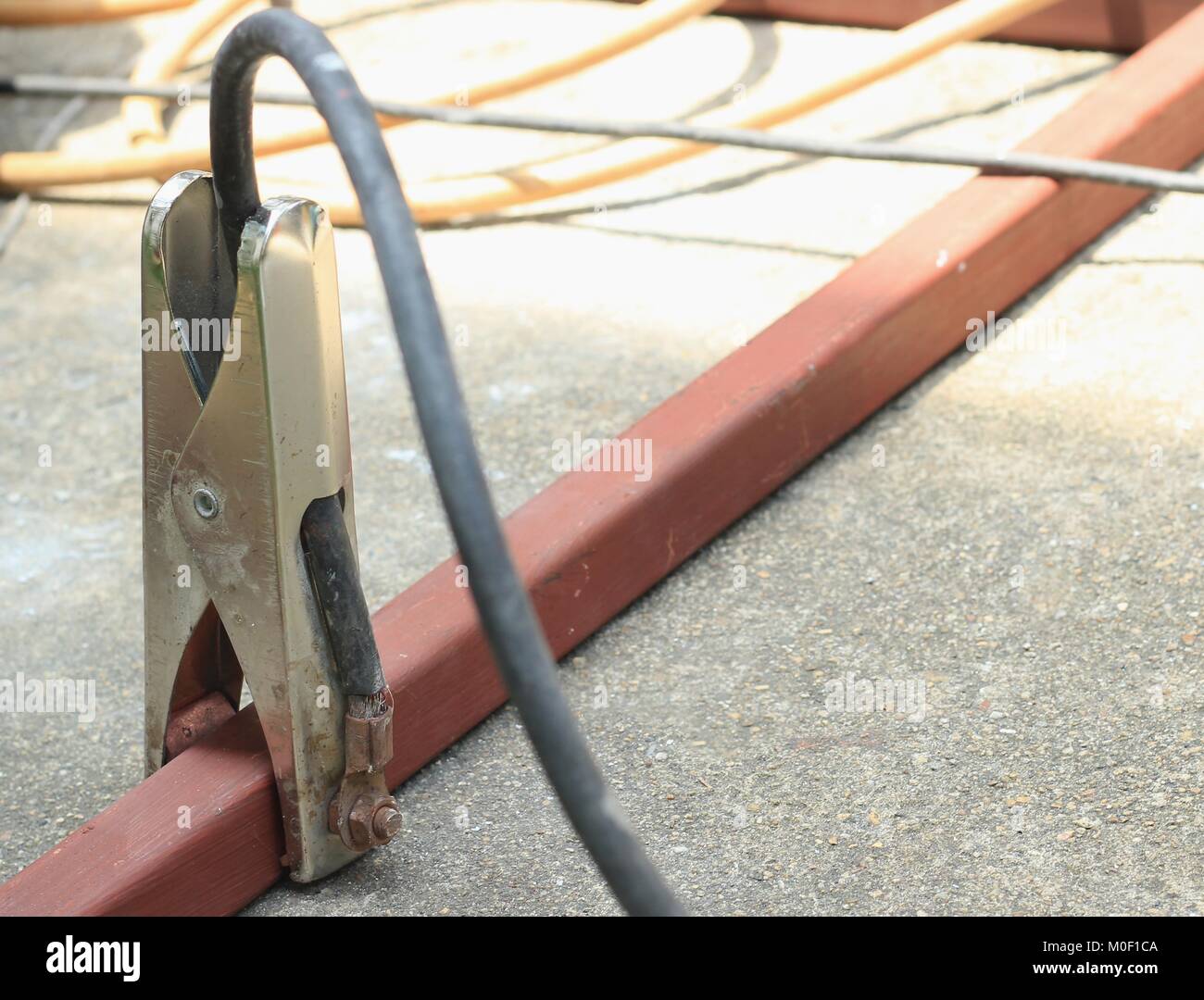 The cable clamp electrical ground connection Stock Photo - Alamy