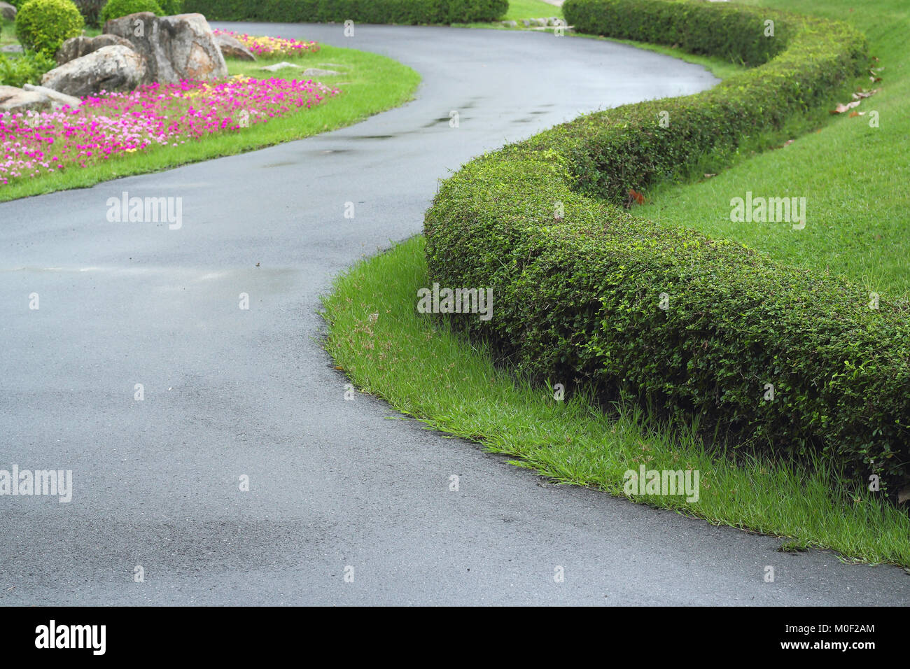 Roadside view of beautiful park Stock Photo - Alamy
