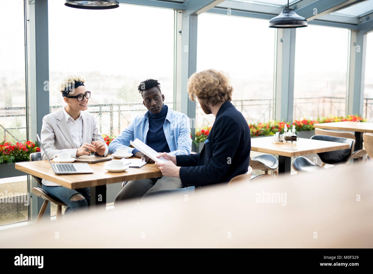 Briefing of employees Stock Photo - Alamy