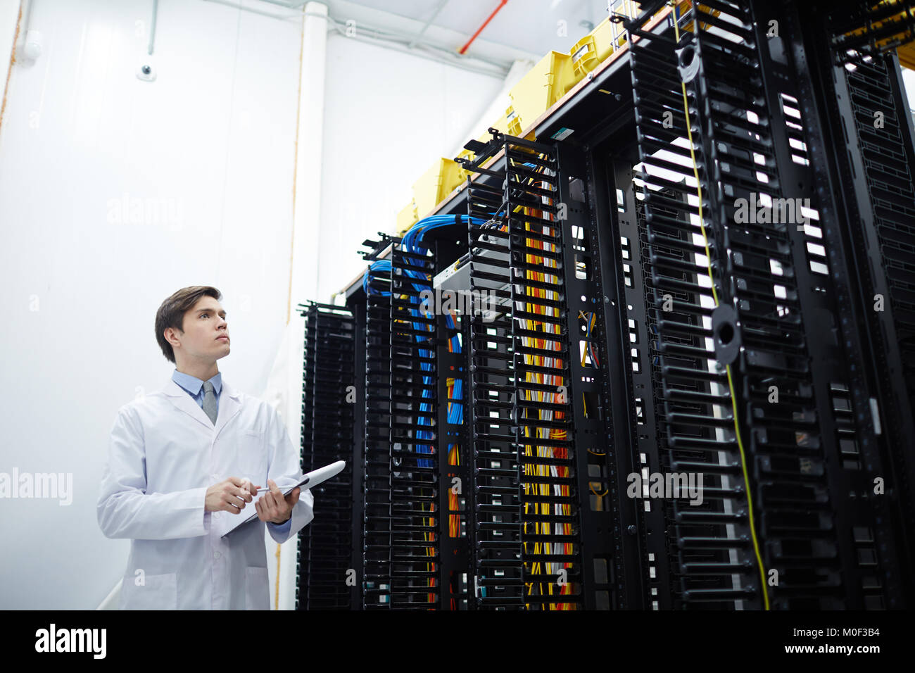 Control room staff hi-res stock photography and images - Alamy