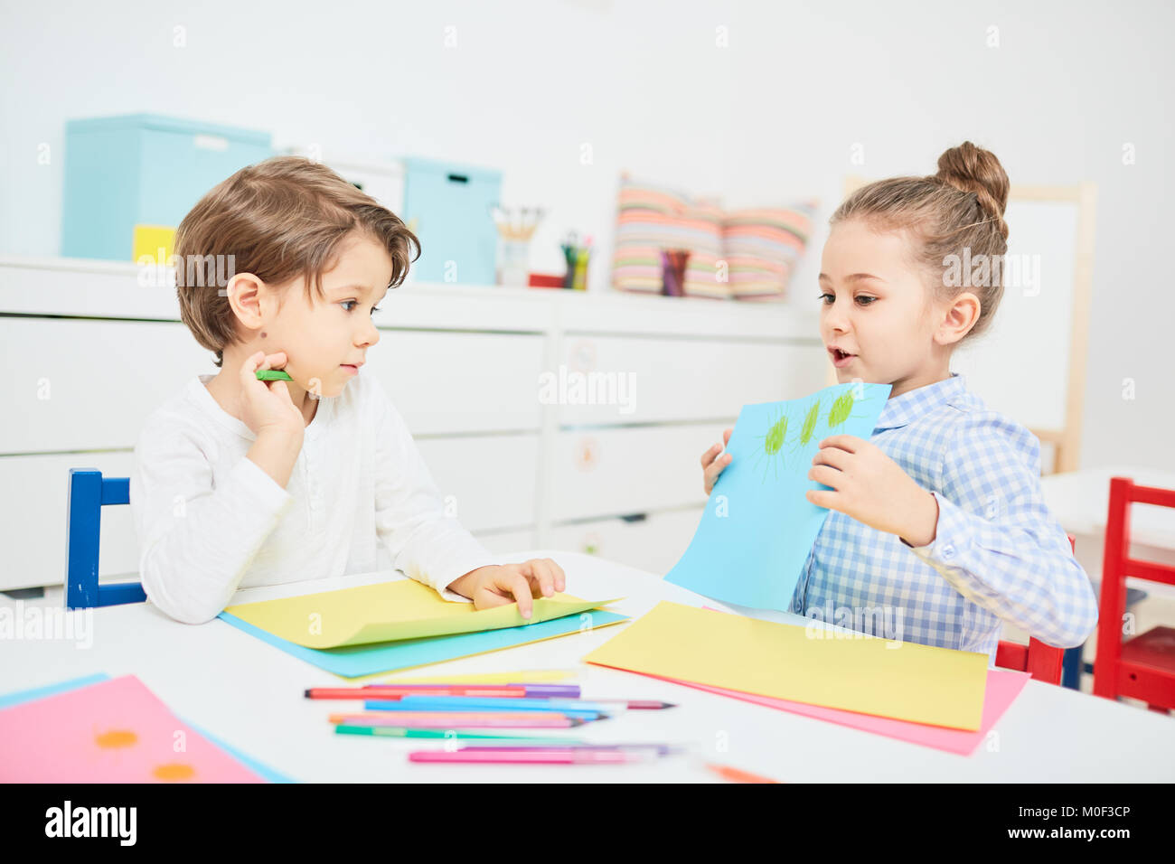 Child showing artwork hi-res stock photography and images - Alamy