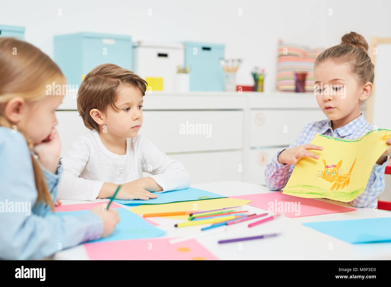 Children drawing together table hi-res stock photography and images - Alamy