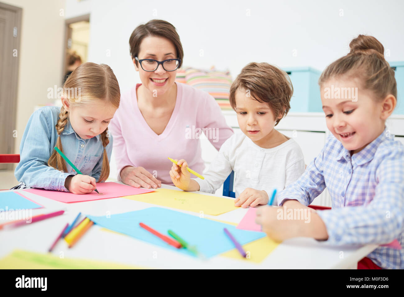 Teaching kindergarten hi-res stock photography and images - Alamy