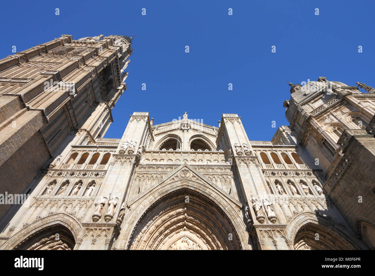 Toledo cathedral facade spanish church hi-res stock photography and ...