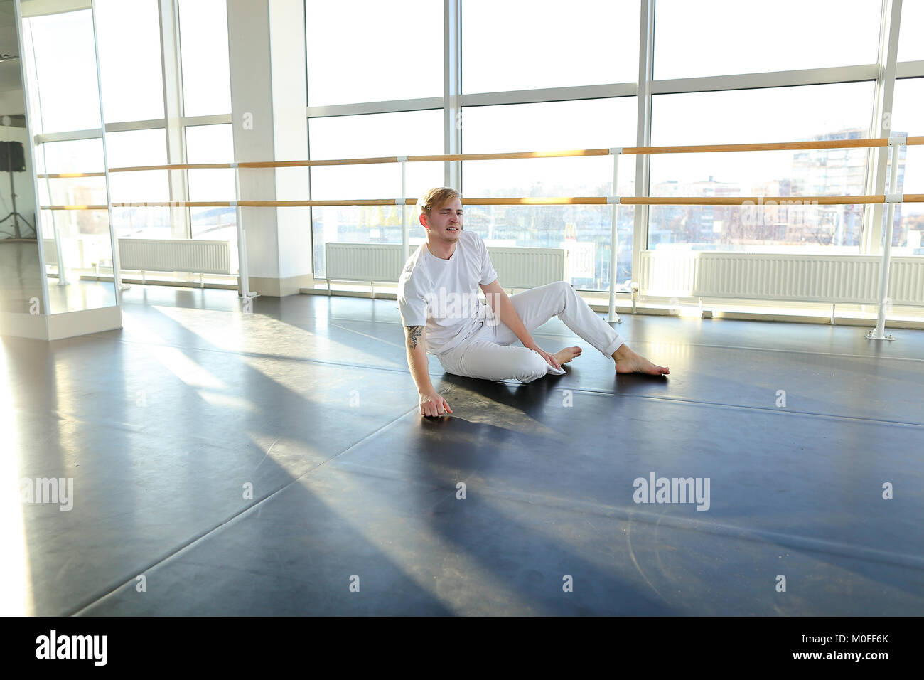 Dancer improving handstand with legs spread out Stock Photo - Alamy