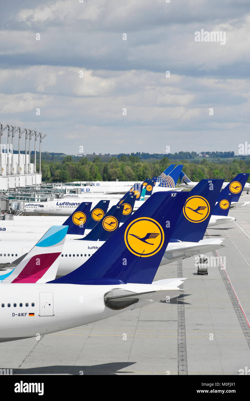 Aircrafts line up at the airport hi-res stock photography and images ...
