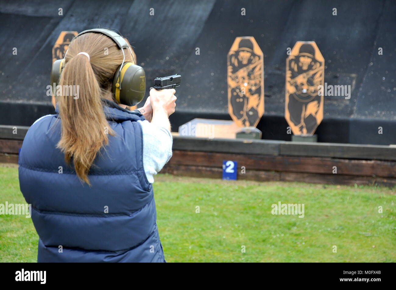 Female soldier with gun hi-res stock photography and images - Alamy