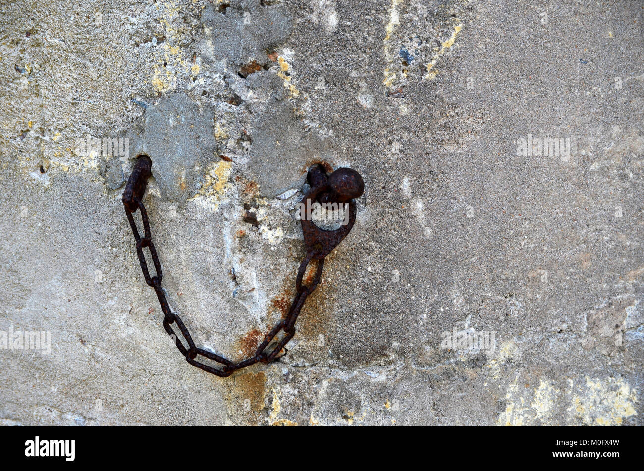 Metal chain in wall Stock Photo - Alamy