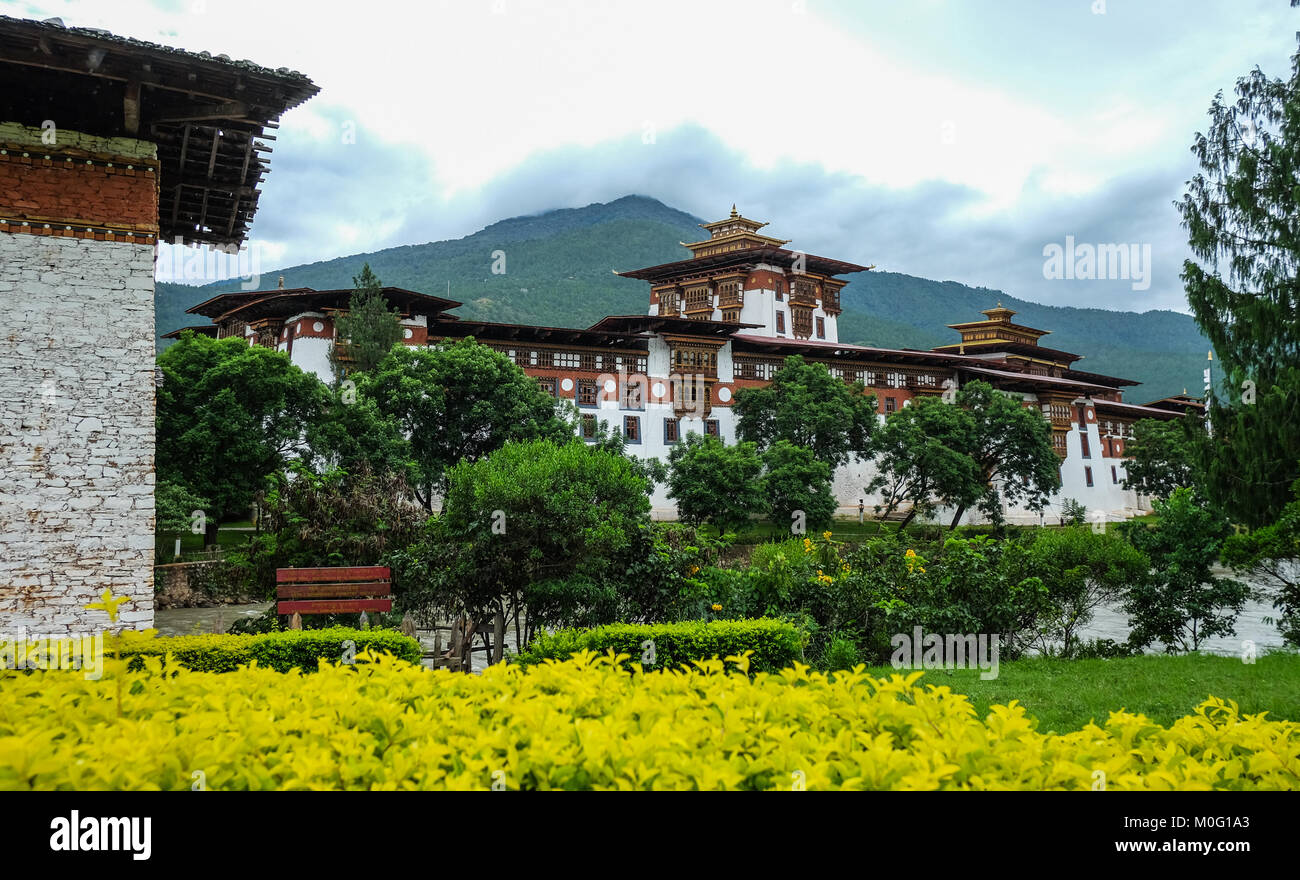 Punakha Dzong with spring garden in Punakha, Kingdoom of Bhutan Stock ...