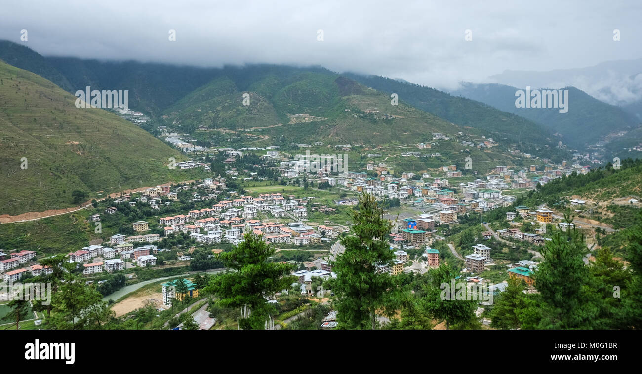 Old mountain town with many traditional houses in Paro, Bhutan Stock ...