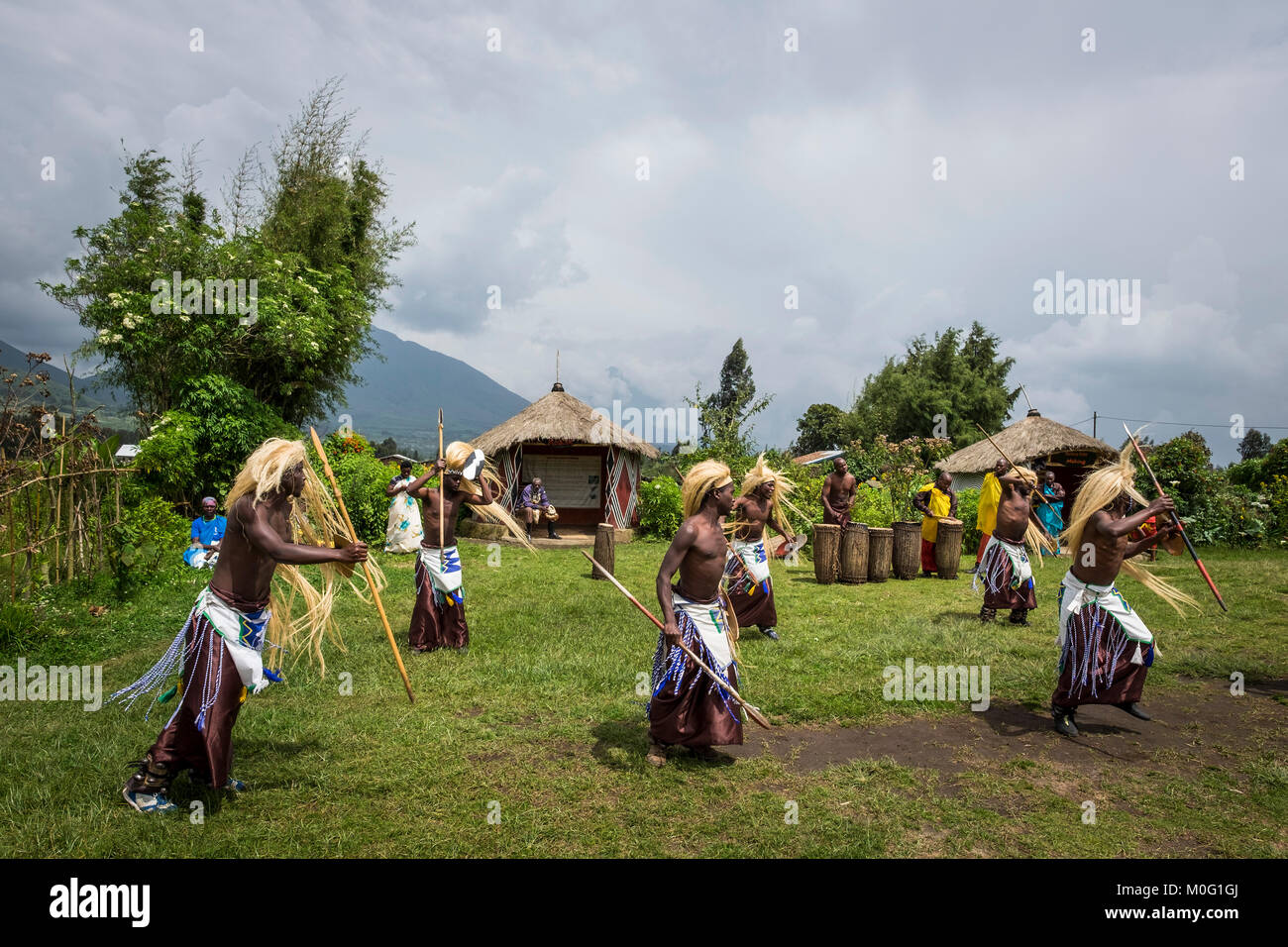 Rwanda, Ruhengeri, Musanze, Iby'Iwacu Cultural village, dancer Stock ...