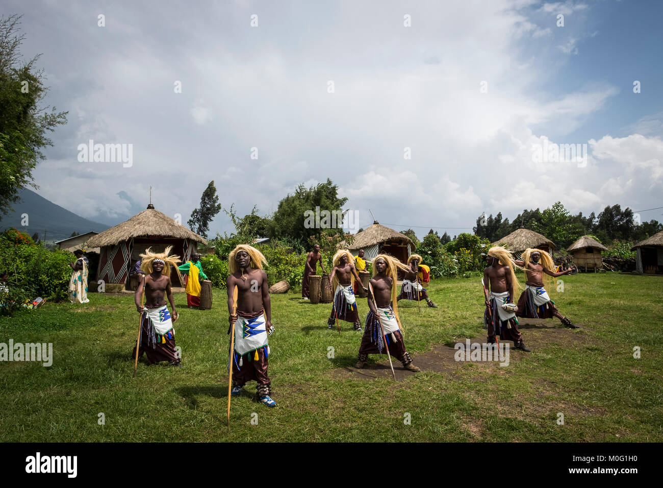 Rwanda, Ruhengeri, Musanze, Iby'Iwacu Cultural village, dancer Stock ...