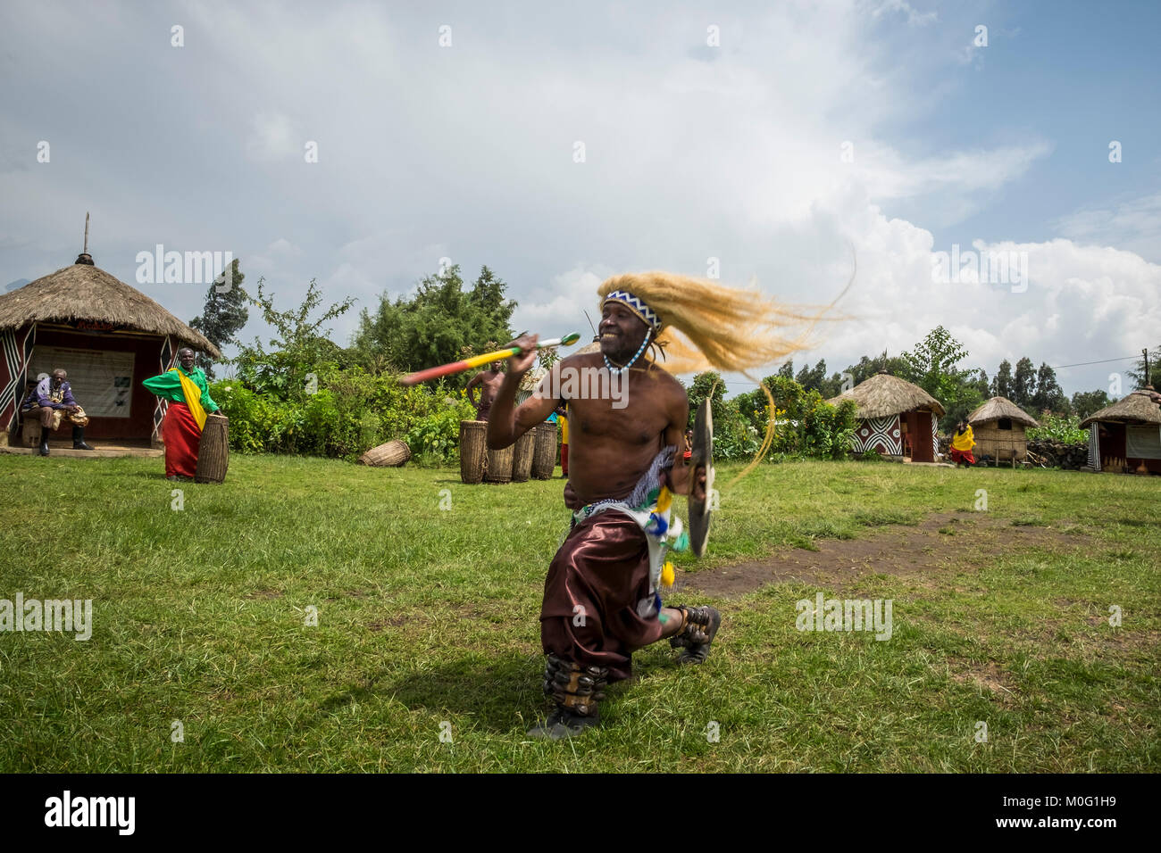 Rwanda, Ruhengeri, Musanze, Iby'Iwacu Cultural village, dancer Stock ...